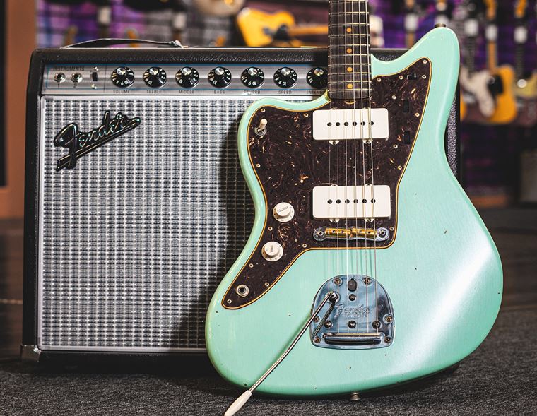 Bands Who Replaced Their Lead Singer…And Got Better! | guitarguitar