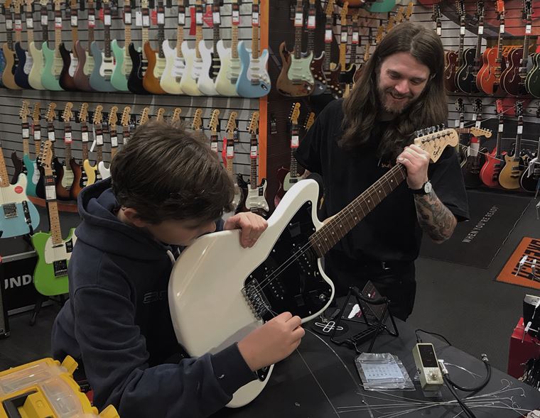 Restringing for Beginners | guitarguitar