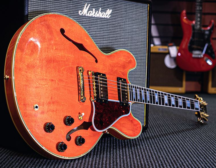 Stratocaster Vs Telecaster: What's the Difference? | guitarguitar