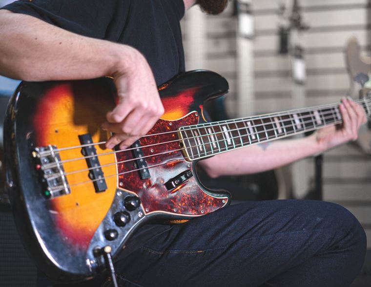 11 Iconic Fender Jazz Bass Players | guitarguitar