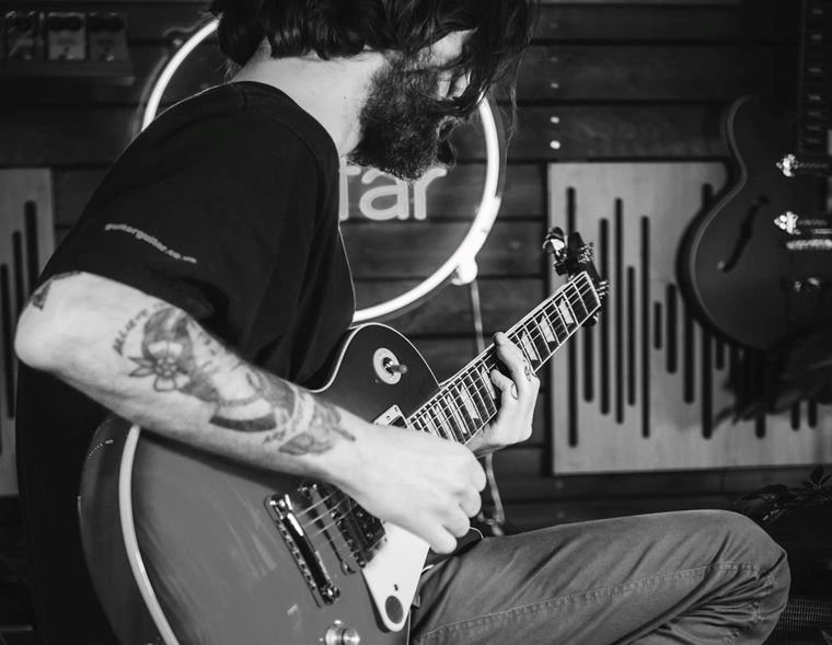 Understanding guitar Tone: 10 Tips to Sound Good | guitarguitar