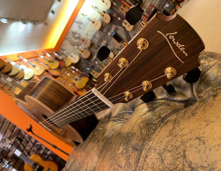 10 Best Guitars for Folk Musicians: Our Expert Buying Guide | guitarguitar