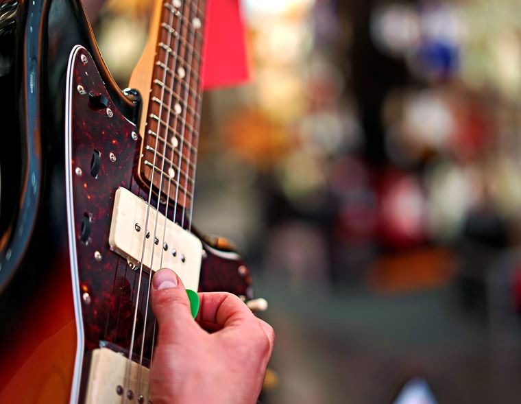 Kurt Cobain's Greatest Riffs | guitarguitar