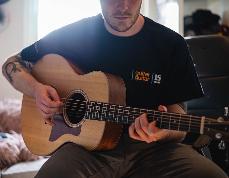 Simple Songs to Strum Along to | guitarguitar